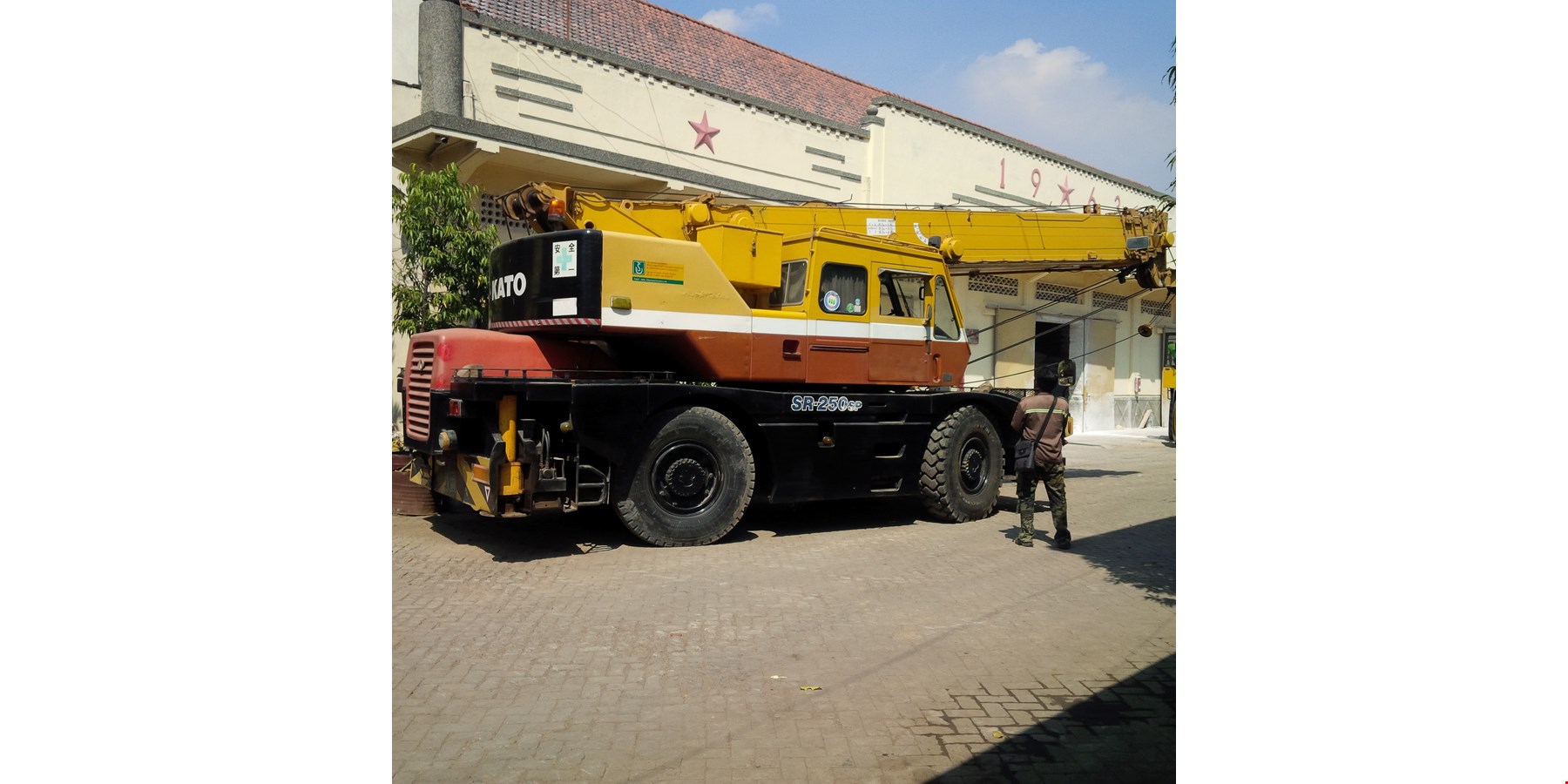Jasa RENTAL / SEWA MOBILE CRANE ROUGHTER / RAFTER CRANE KATO 50 TON ...