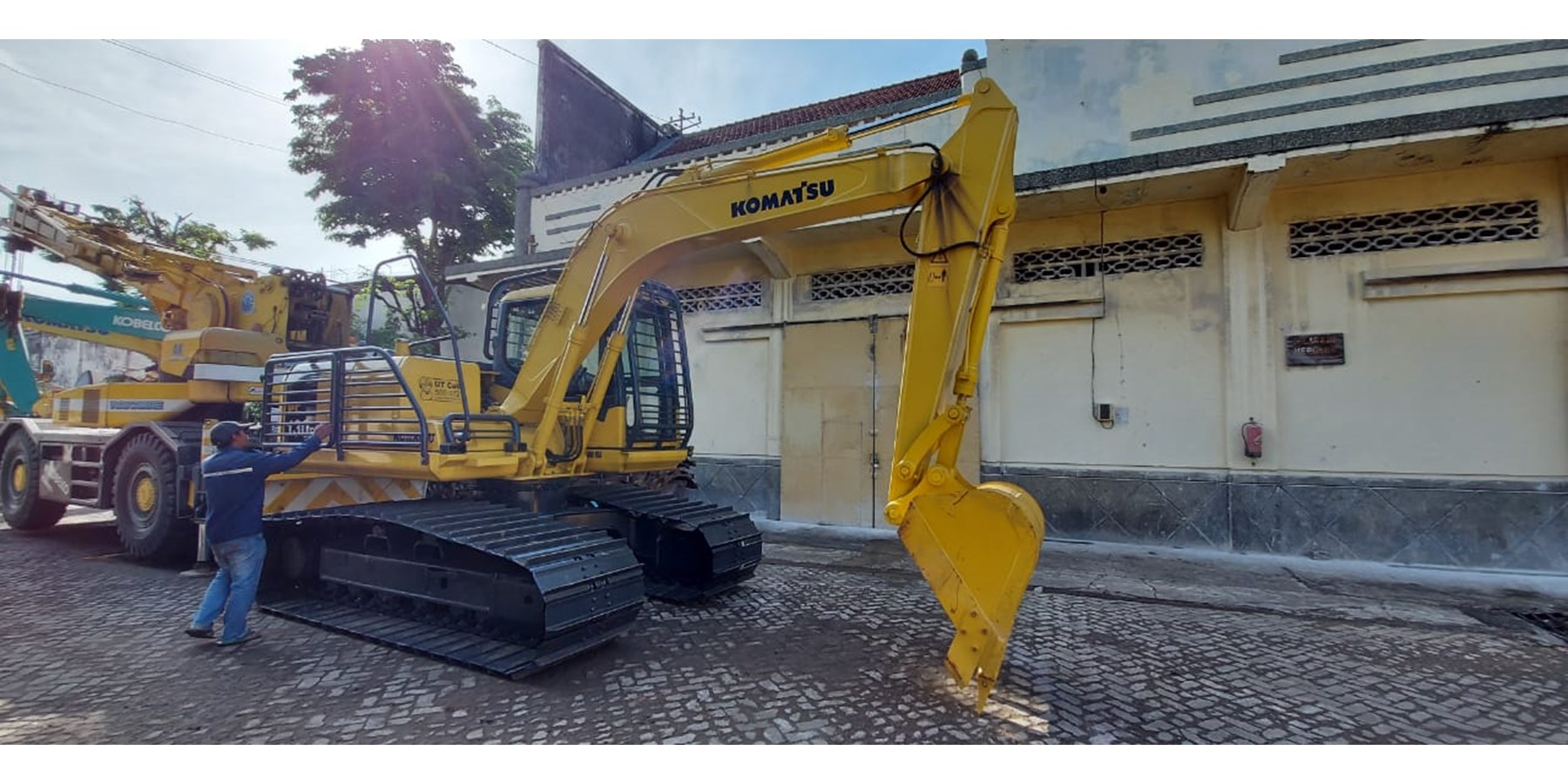 Disewakan / Rental Alat Berat Excavator PC 100 130 128 Komatsu Surabaya ...