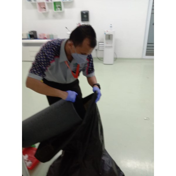 Jual Cleaning service Take out sampah all ruangan lobby utama oleh PT ...