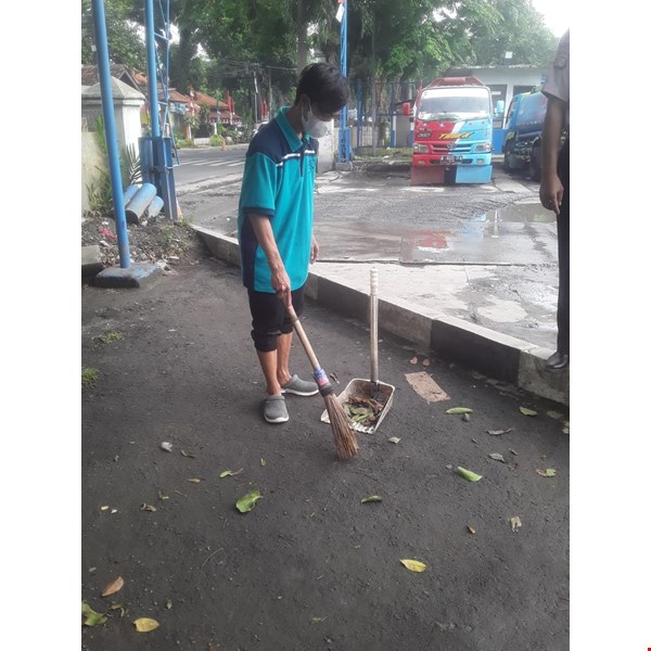 Jual Office Boy/Girl Sweepeng sampah Lepas area parkiran oleh PT ...