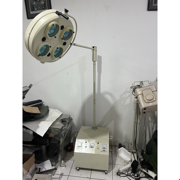Jual Lampu Operasi Mobile SANI, China (USED) 4 Bulb 25 watt Halogen ...