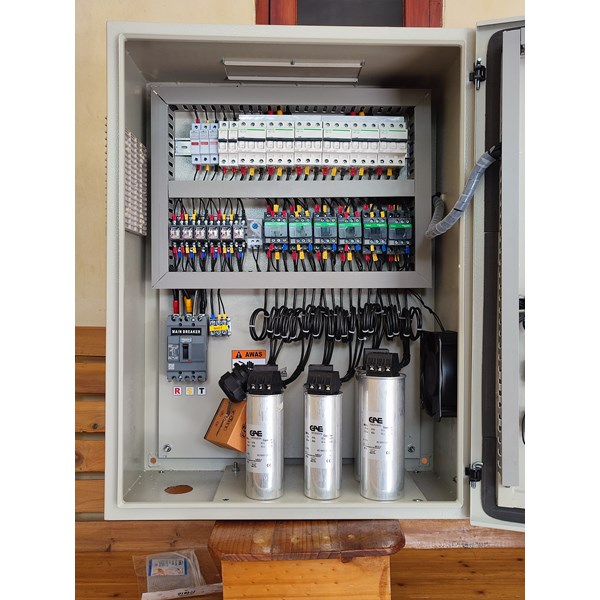Jual PANEL CAPASITOR BANK 40 KVAR 6 STEP oleh PANEL CAPASITOR BANK INDUSTRI