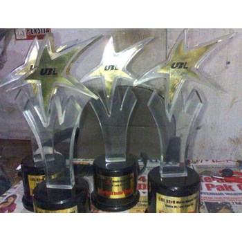 Jual PLAKAT KRISTAL PIALA TIMAPH PLAKAT AKRILIK PLAKAT FIBER PLAKAT ...