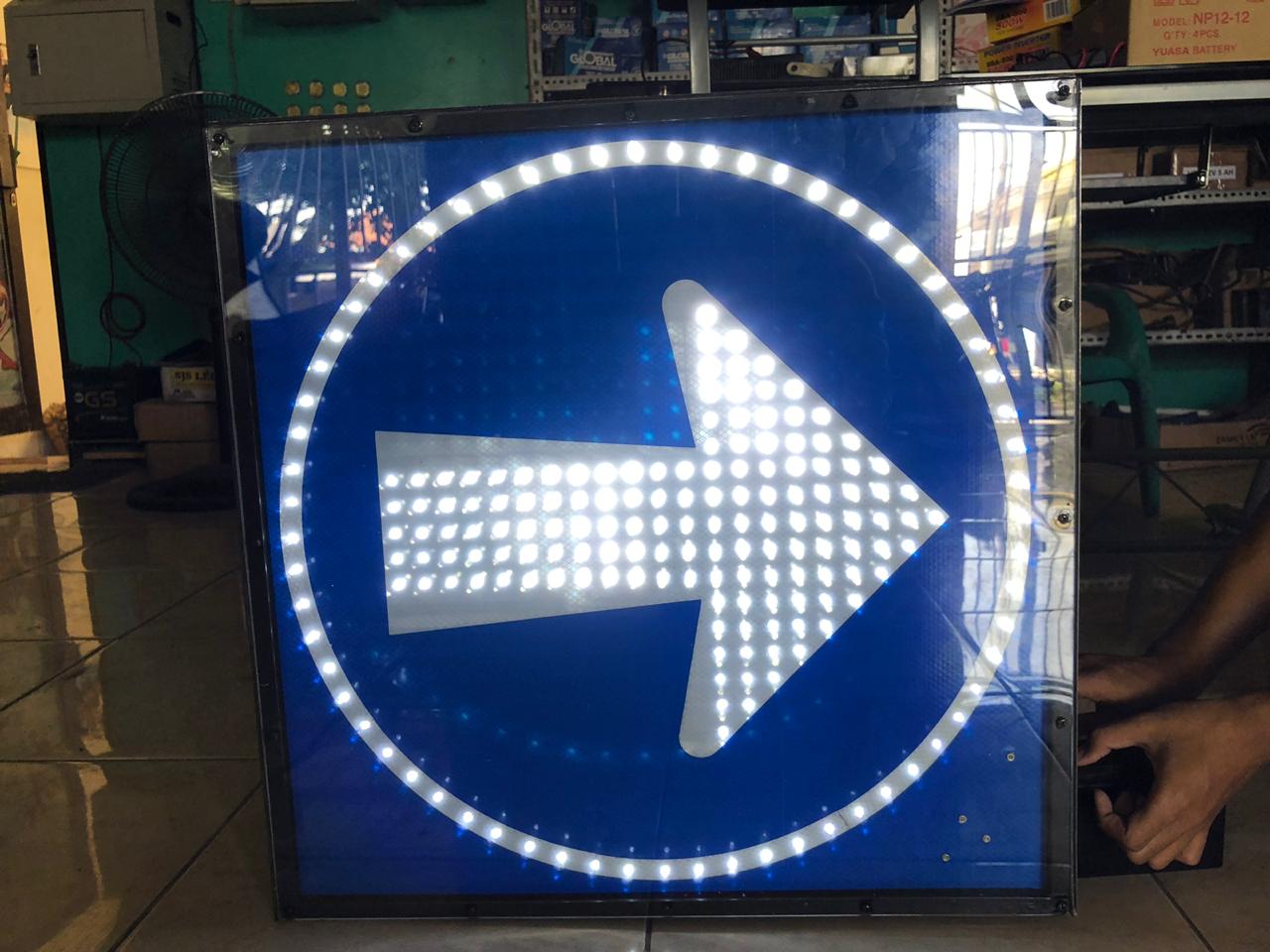 Jual Rambu Lalin Elektronik Konvesional LED Tenaga Surya oleh Sumber ...