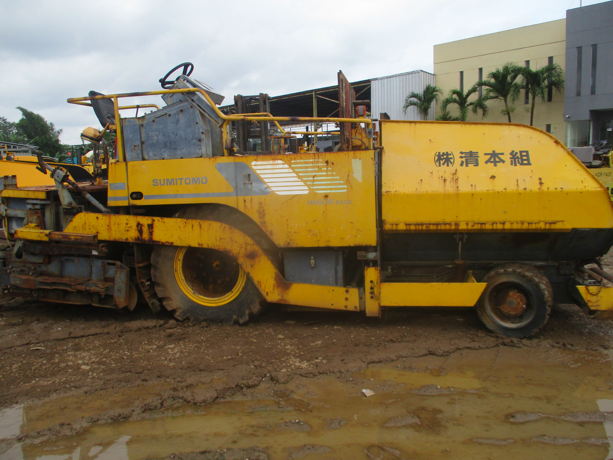 Jual Asphalt Finisher Sumitomo HA60W Lebar 6 Meter Wheel Code 1 oleh ...