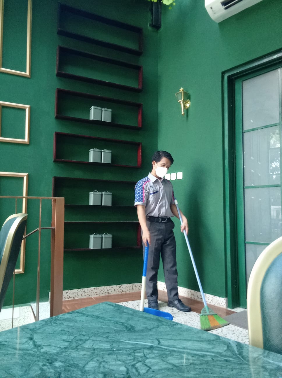 Jual Office Boy/Girl Sweeping ruangan 15/07/2022 oleh PT. Indonesia ...