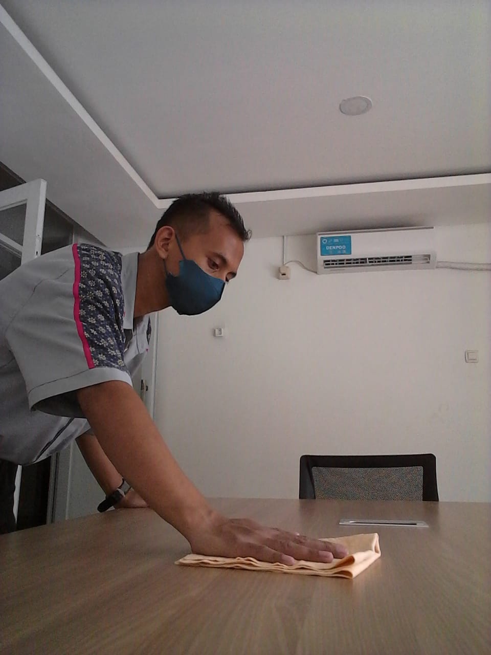 Jual Office Boy/Girl dusting meja ruangan meeting room di Belinsky ...