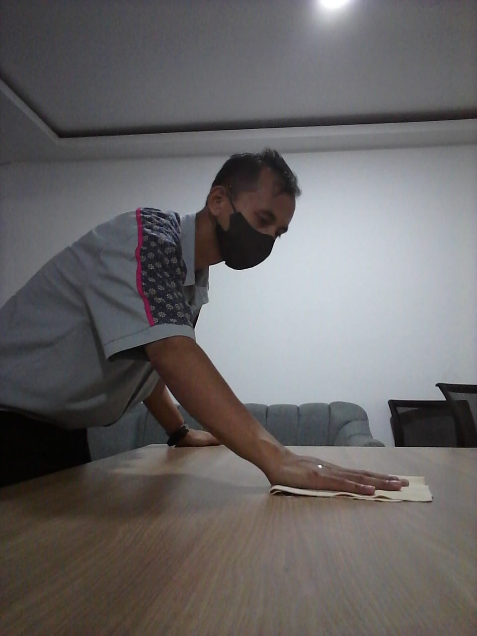 Jual Office Boy/Girl dusting meja ruangan meeting room 31 agustus 2022 ...