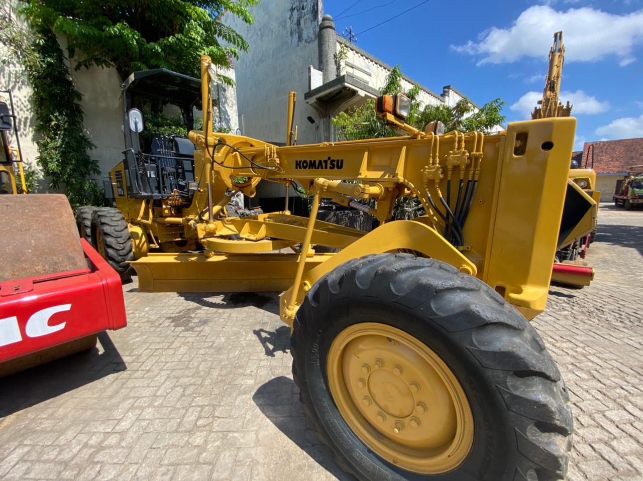 Jasa RENTAL MOTOR GRADER KOMATSU GD511A-1 oleh CV. Artha Kharisma