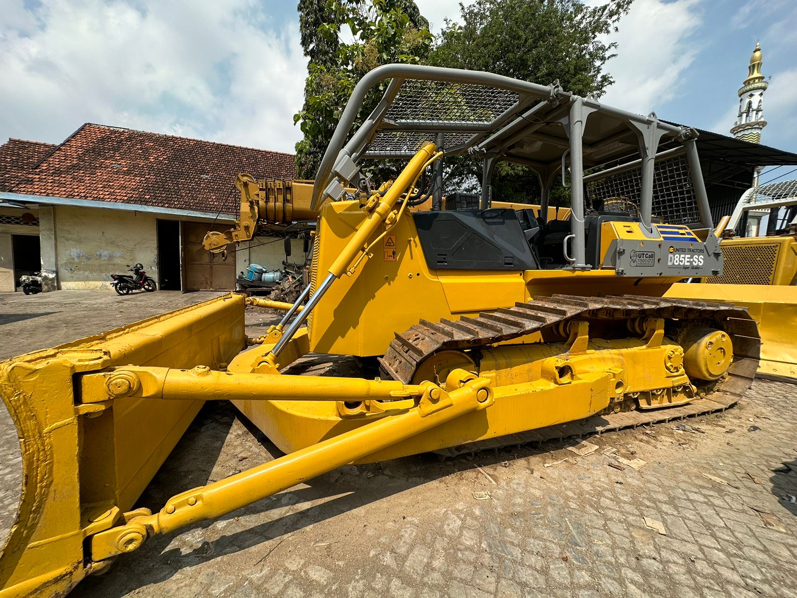 Jual Alat Berat Bulldozer Dozer D85ESS-2 Tahun 2017 Krian Surabaya oleh ...